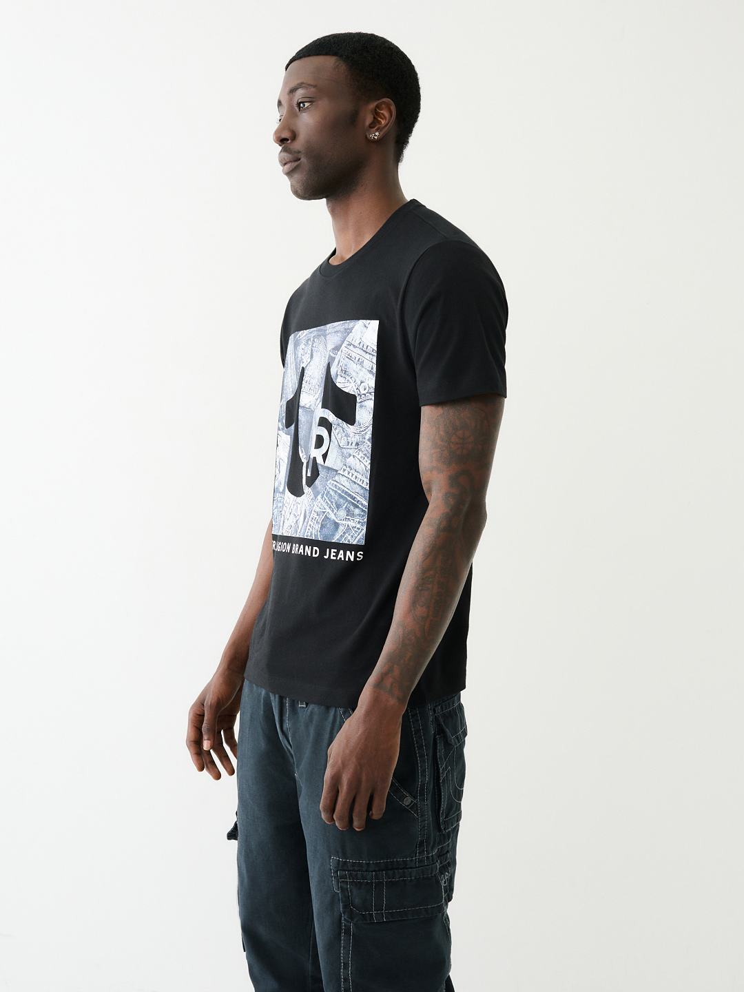 JEAN GRAPHIC LOGO TEE
