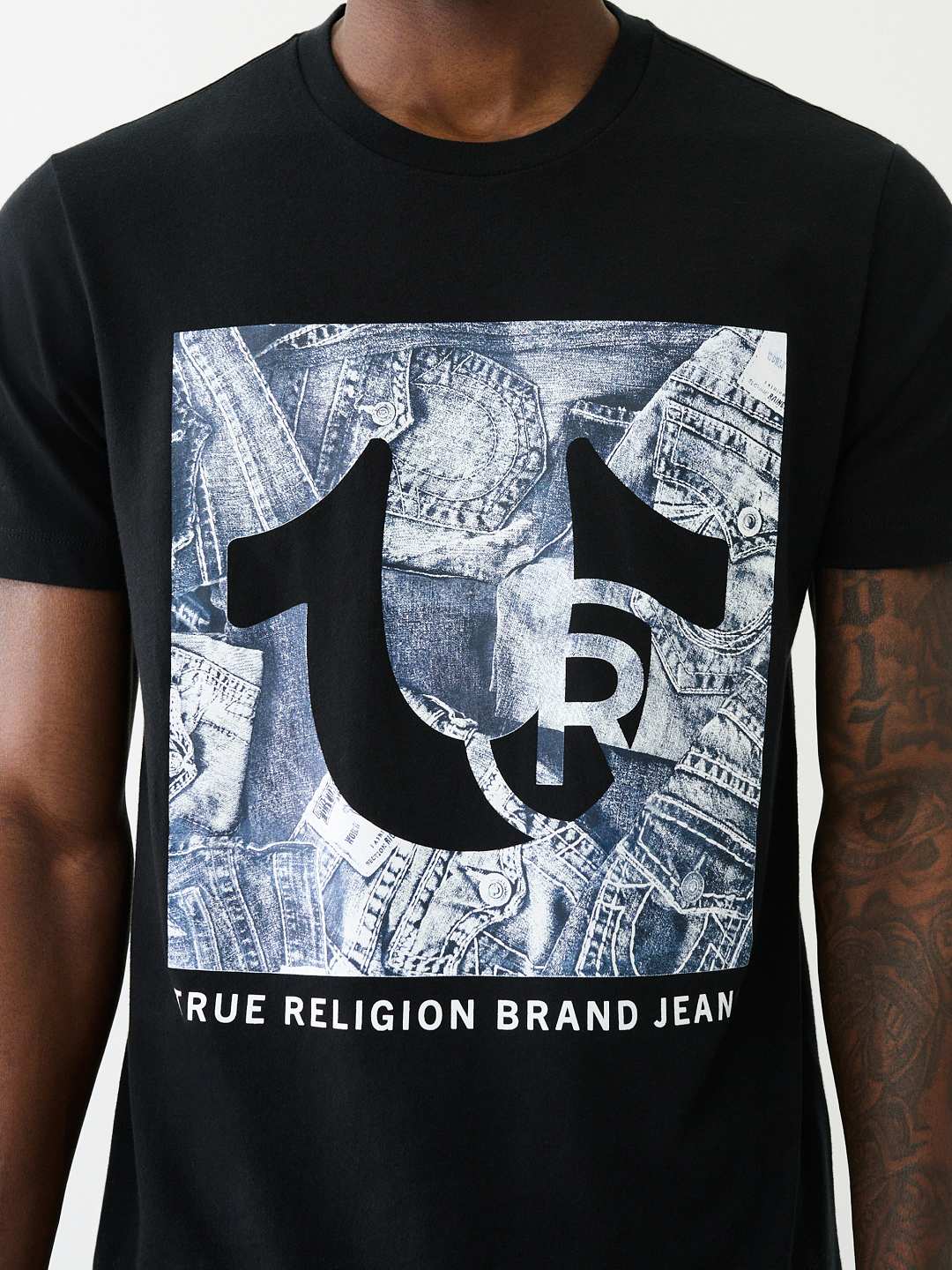 JEAN GRAPHIC LOGO TEE