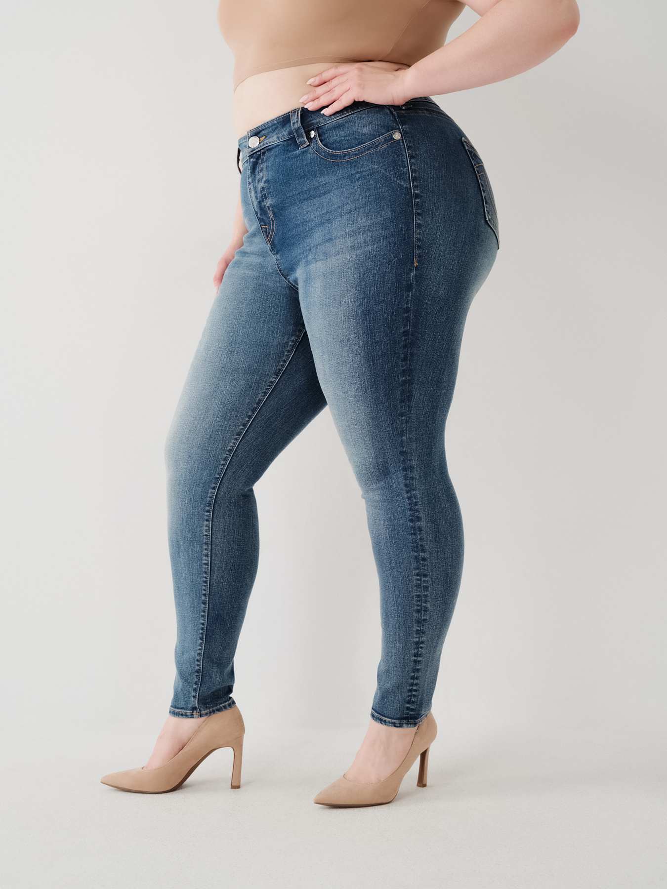 JENNIE MID RISE CURVY SKINNY JEAN