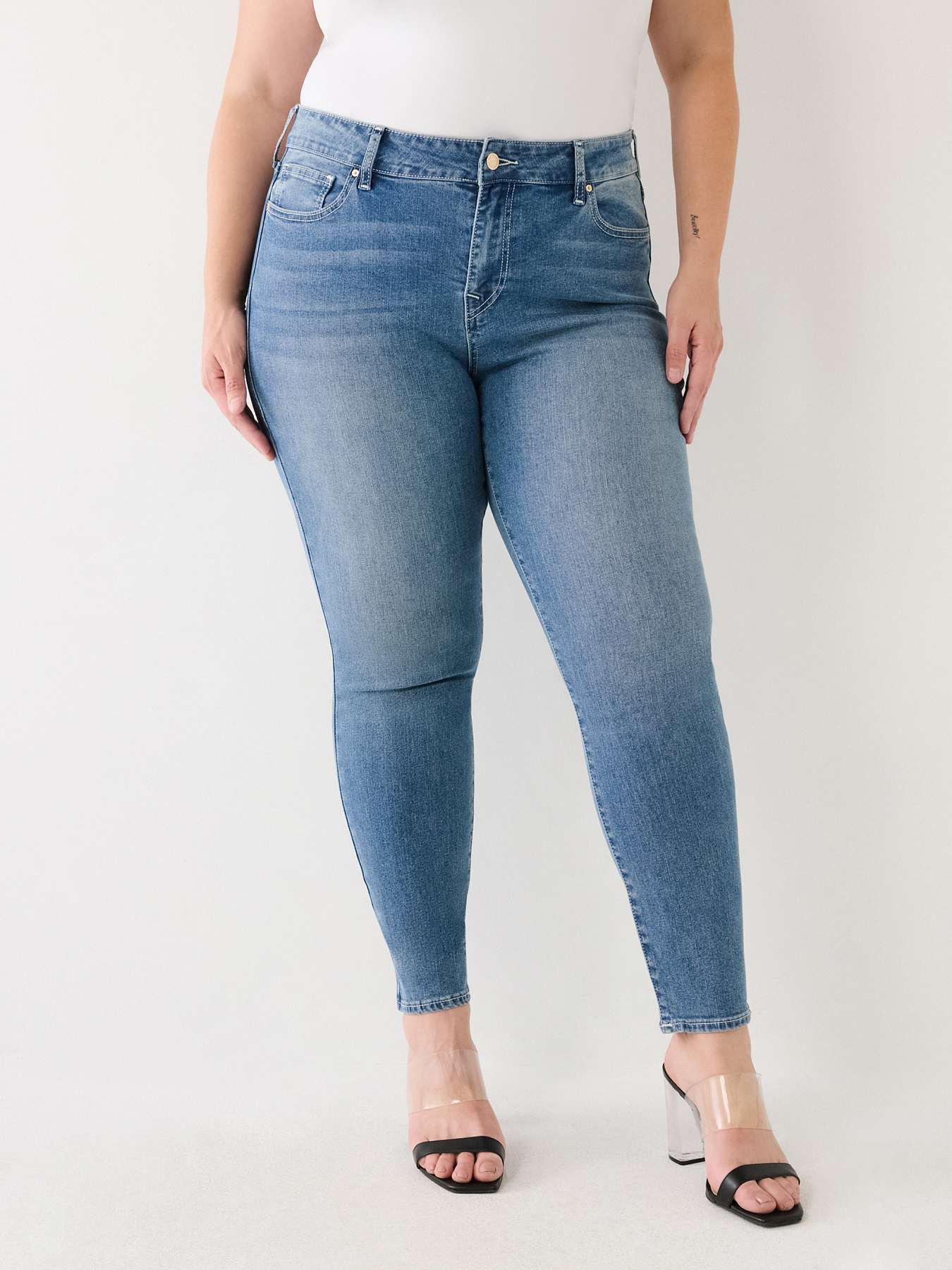 PLUS JENNIE MID RISE CURVY SKINNY JEAN